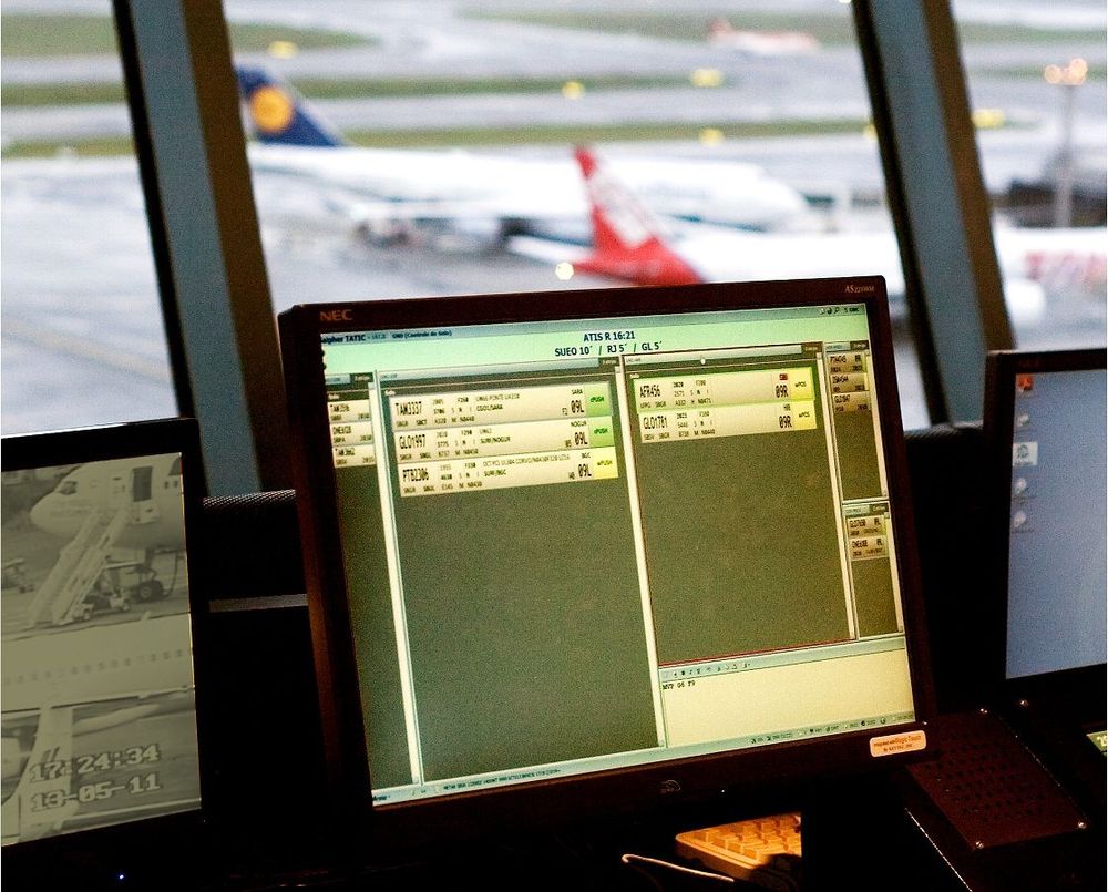 รู้จัก Flight Dispatcher เจ้าหน้าที่ควบคุมเที่ยวบินของสายการบิน | Thai ...